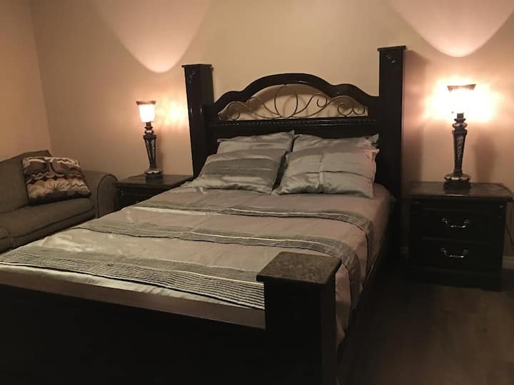 Renovated 4 Bedrooms  20 Sleeps Shopping Mall - Edmonton