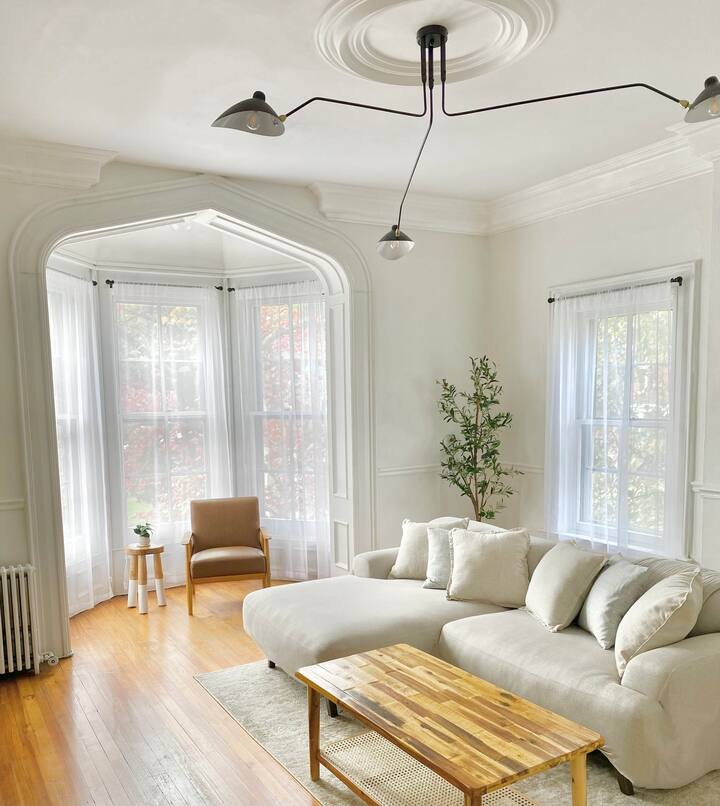 Spacious Sunny Historic + Private Porch Downtown! - Saratoga Springs, NY
