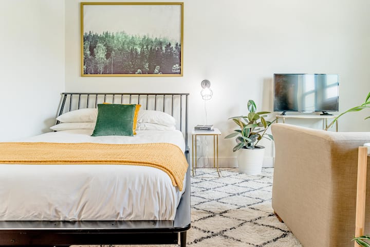 Stunning Apartment In The Heart Of Mississippi Ave - University Park - Portland