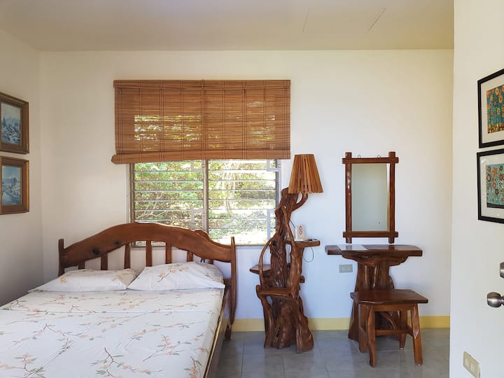 Kumintang 1—spacious Bedroom Romantic Sea View - Tabogon