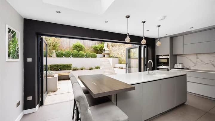 Spacious 4 Bedroom Family Home. Close To Centre - Brighton