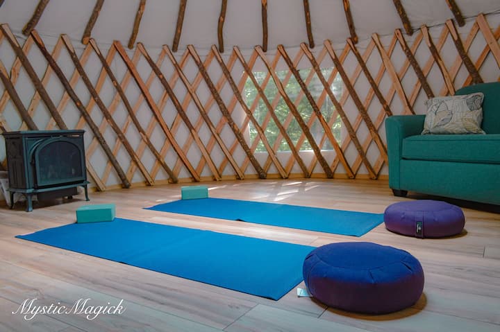Peaceful Woodland Yurt With Pond View - Vermont