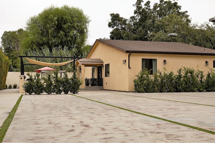 Luxurious Resort-style Guesthouse - Woodland Hills - Los Angeles