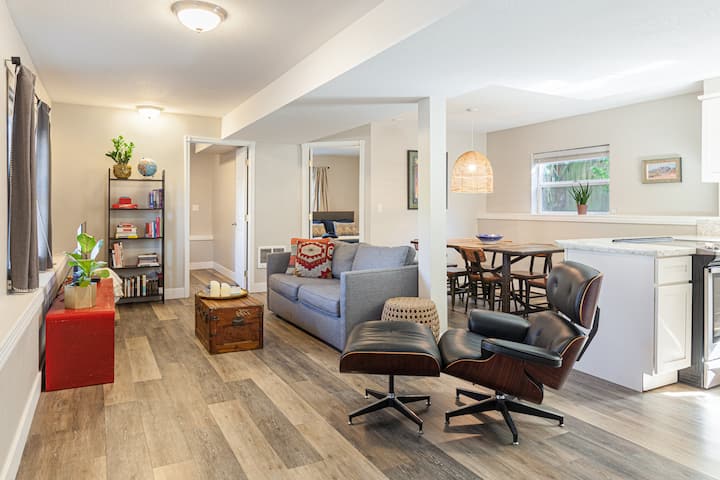 Spacious 2 Bedroom Apartment In Prime Nw Location - Portland, OR