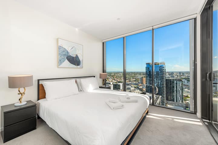 Breathtaking Views, King Bed, Pool & Best Location - Brisbane