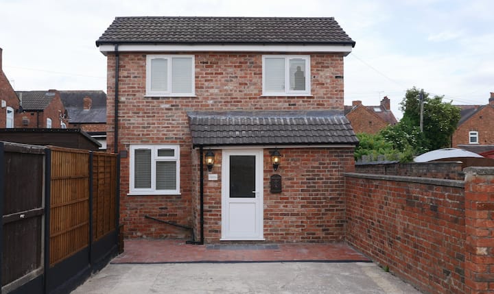 Central 1-bedroom House | Fully Equipped + Parking - Crewe