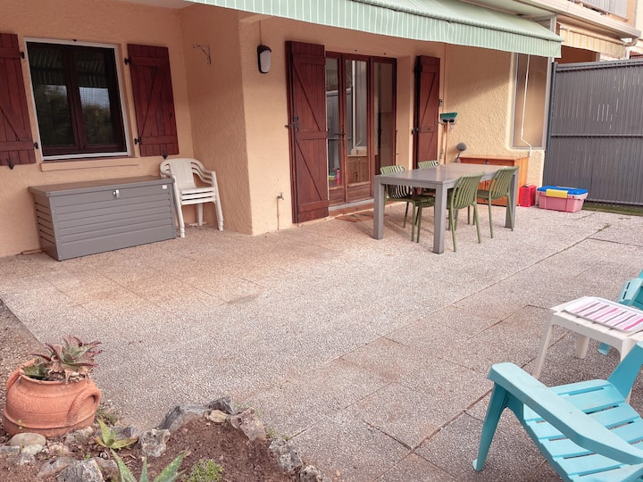 Appartement Avec Grande Terrasse Proche Des Plages - Fréjus