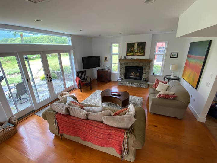 Serene & Spacious Cliff Views, Fireplace, Hot Tub - Gardiner, NY