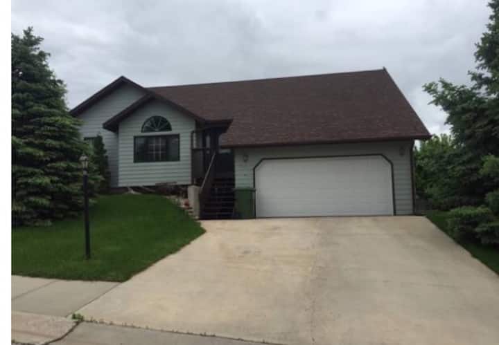 Wonderful 5 Bedroom 3 Bath Home. Hot Tub, Quiet! - Sturgis, SD