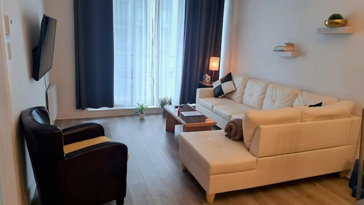 Luxurious Condo W/gym, Pool, Rooftop Terrasses - Laval, Canadá
