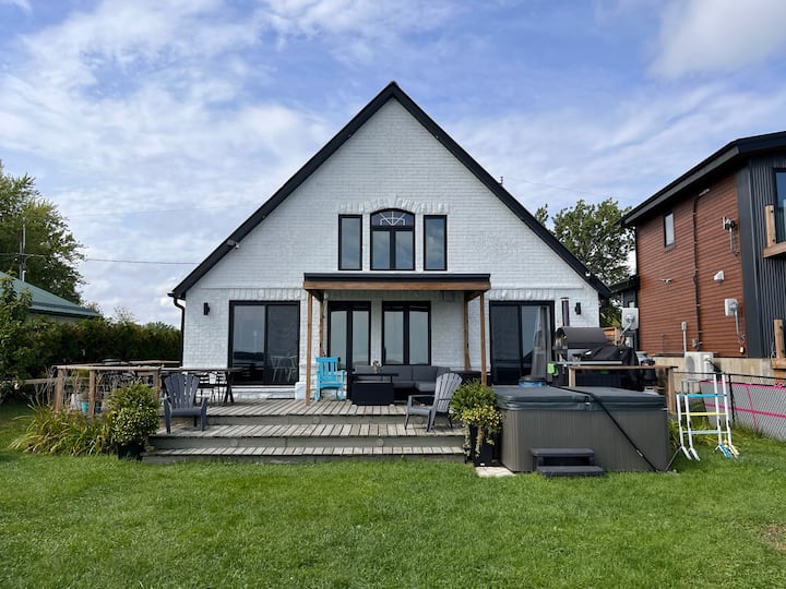 Zen Lakehouse With Panoramic Water Views. - Brighton