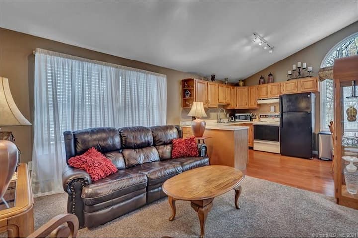 Guilford Cozy In-law Apt With Private Entrance - Branford, CT