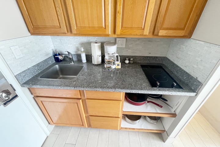Modern, Waikiki Studio With Stunning Ocean Views! - Honolulu, HI