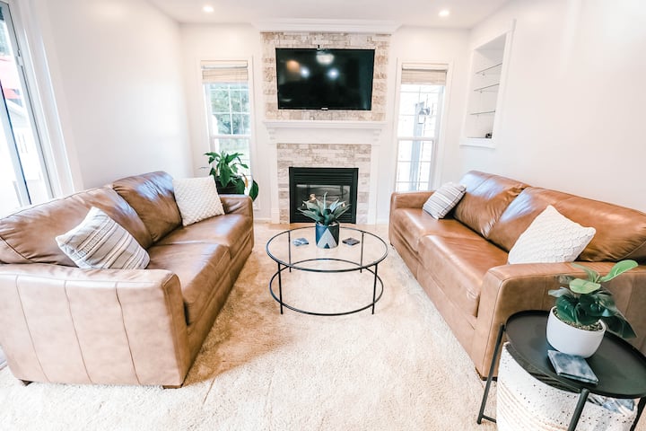 Fireplace, Theater Room, & Fully Equipped Kitchen - 리마