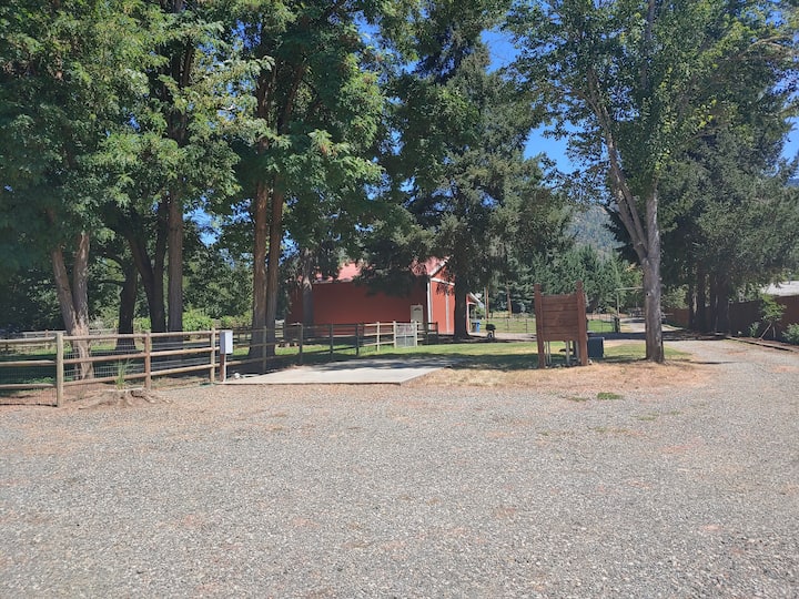 Rv Slab In A Peaceful Park Like Setting. - Rogue River, OR