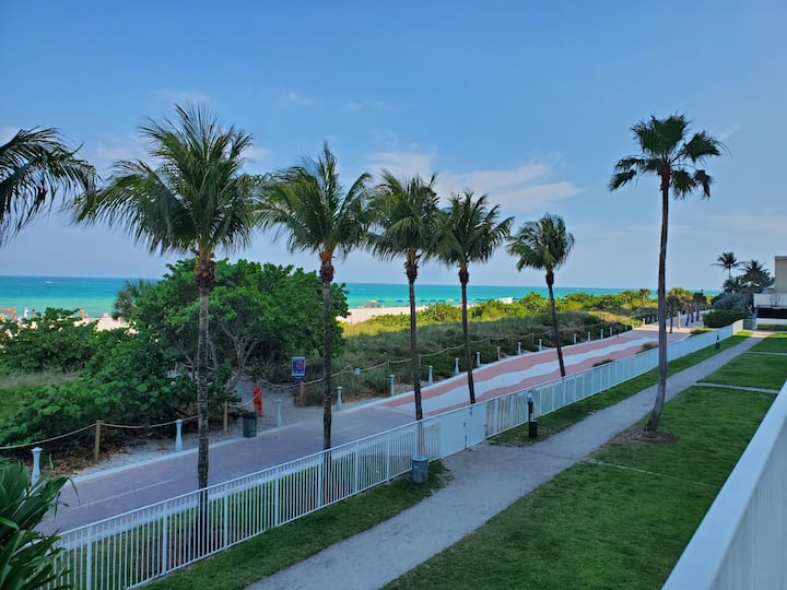 Entire Beach Front Condo W/ Pool Amazing View 4pax - Miami Beach, FL