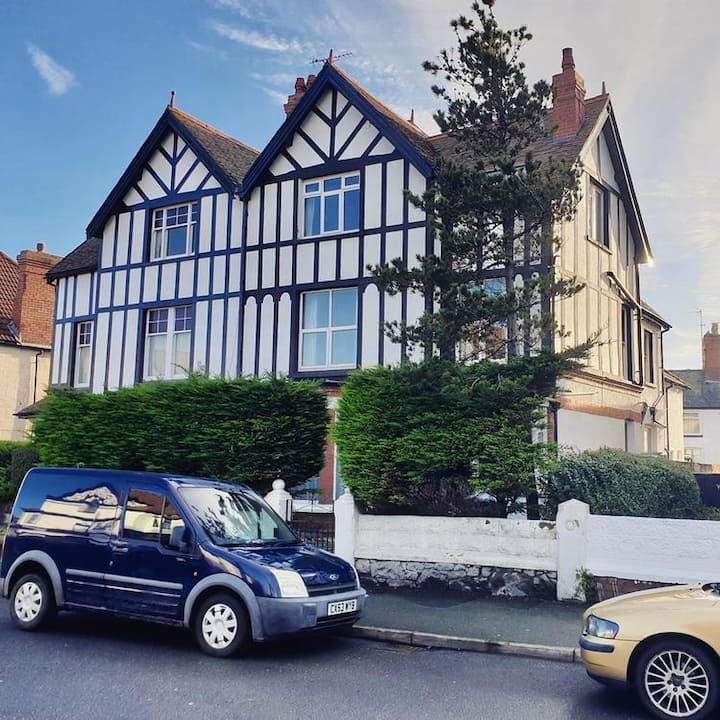 In The Heart Of Llandudno * 8 Bedrooms Sleeps 14 - Llandudno