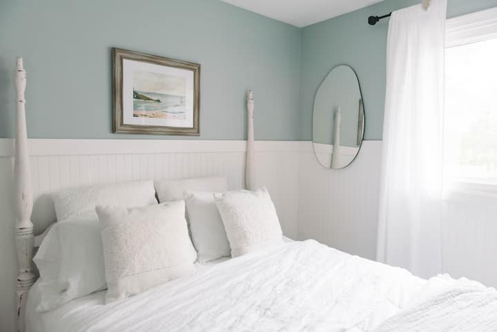 Coastal 2 Bedroom Cottage With Large Deck - South Kingstown, RI