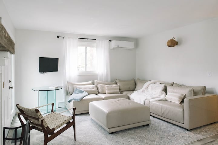 Coastal 2 Bedroom Cottage With Large Deck - Charlestown, RI
