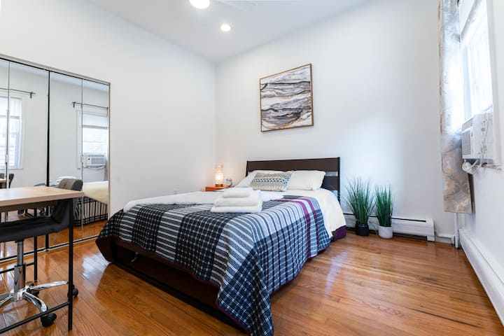Quiet 2 Bedroom Apt/wifi/working Desk/nyc One Stop - Weehawken, NJ