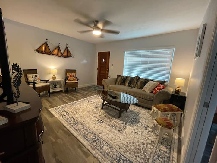 Relaxing 2 Bedroom W/pool & Hot Tub Close To Beach - Tamarac