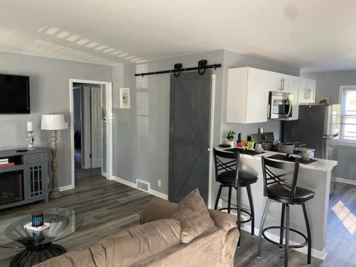 Blue Sky Bungalow -Extended Stays Welcomed - Tennessee, IL