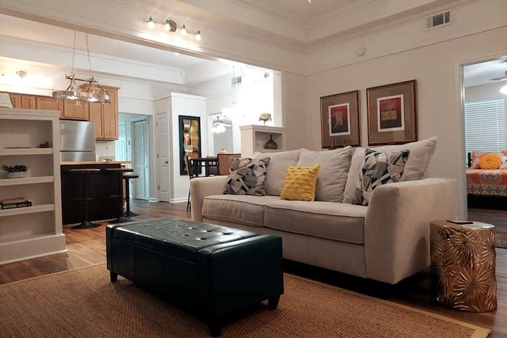 Spacious 3/2 Downtown Getaway - 펜서콜라
