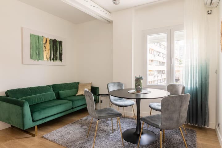 Little Paris Apt. 8.min To Knez M. With P 12e/day - Belgrade