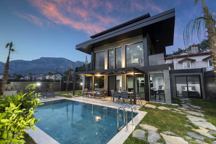 4+1 Denize 200 Metre Havuzlu Villa Göcek'de - Göcek
