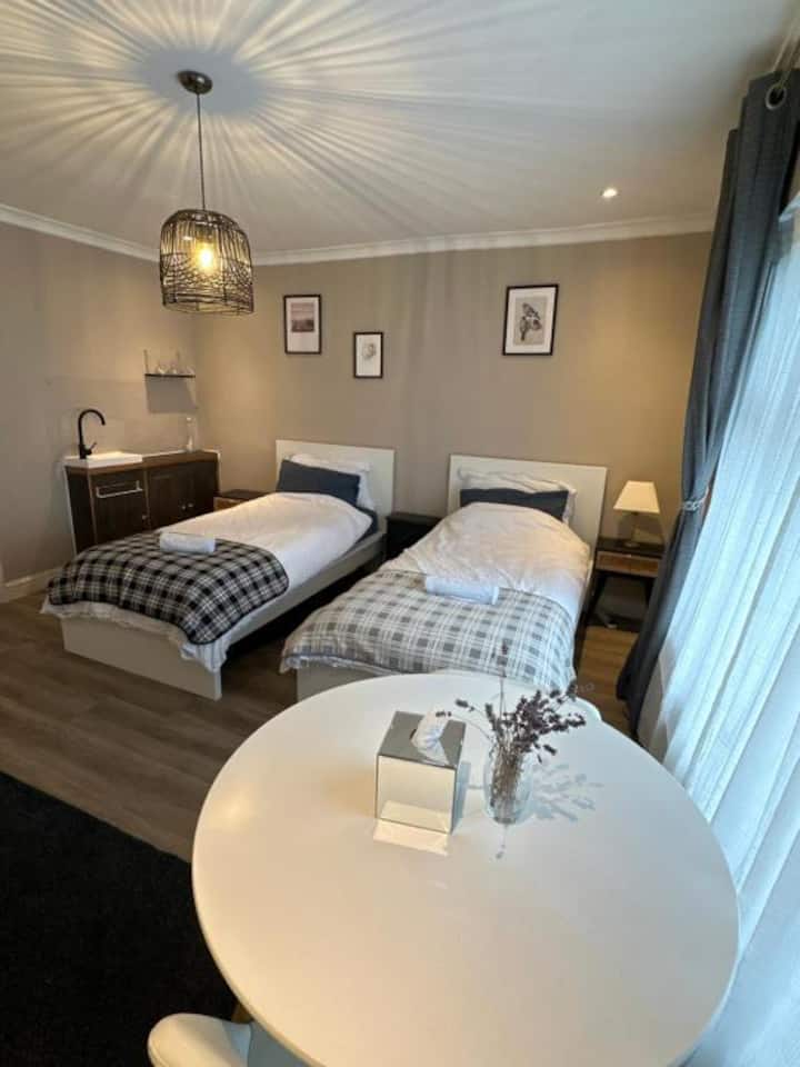 Cozy Family Room (Max 3pax) - Glastonbury