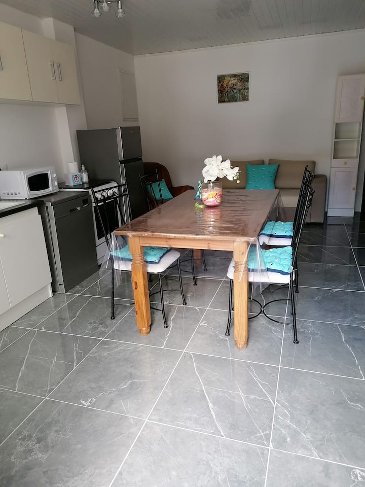 Ambronay: Appartement Au Rez De Chaussée - Pont-d'Ain