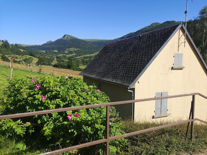 Gîtes Entre Salers Et Le Puy Mary Dans Le Cantal - Salers