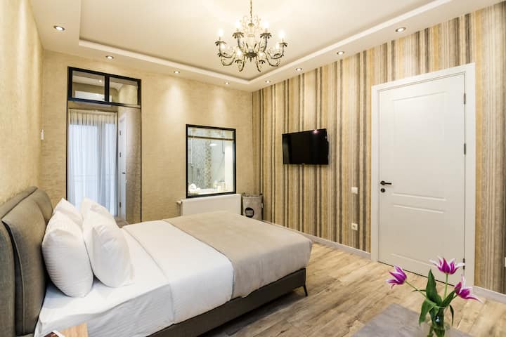 Dat Exx Apartment On Liberty Square With Balcony - Tbilisi