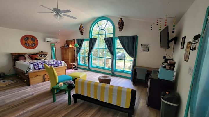 Colorful Guest House - Nacogdoches, TX