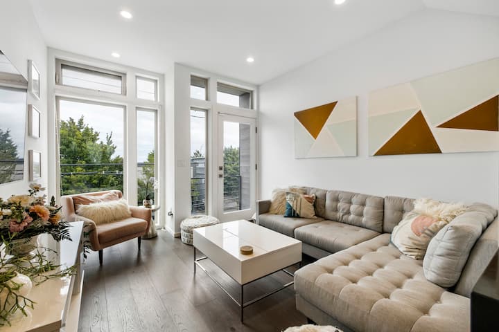 Modern Phinney Ridge Rowhouse With Rooftop Deck - Seattle, WA