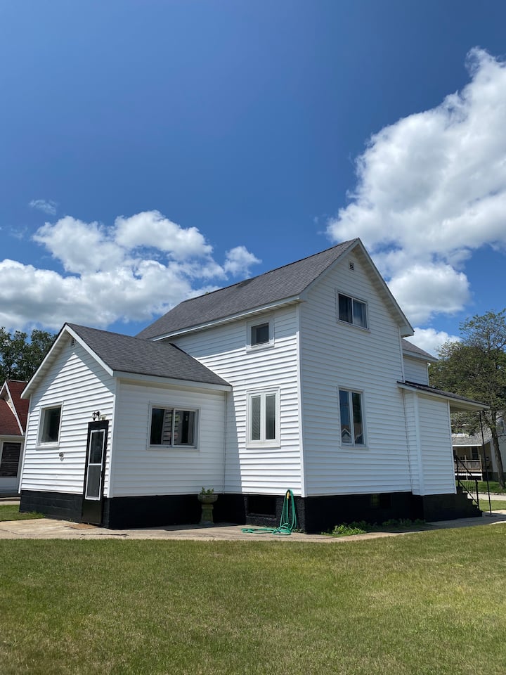 1920's 3 Bedroom House Steps To Lake Michigan - Gladstone, MI