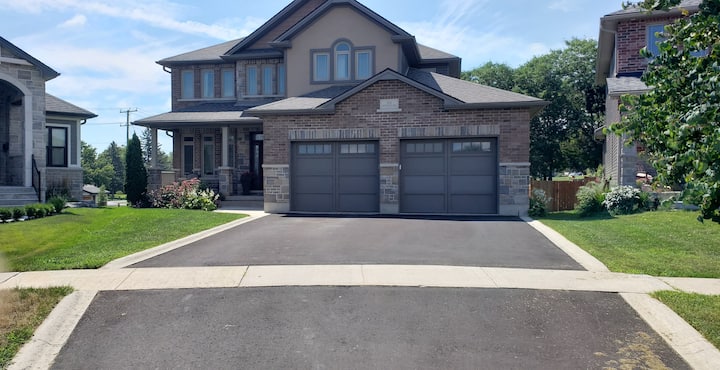 Spacious Basement Apartment - Kingston