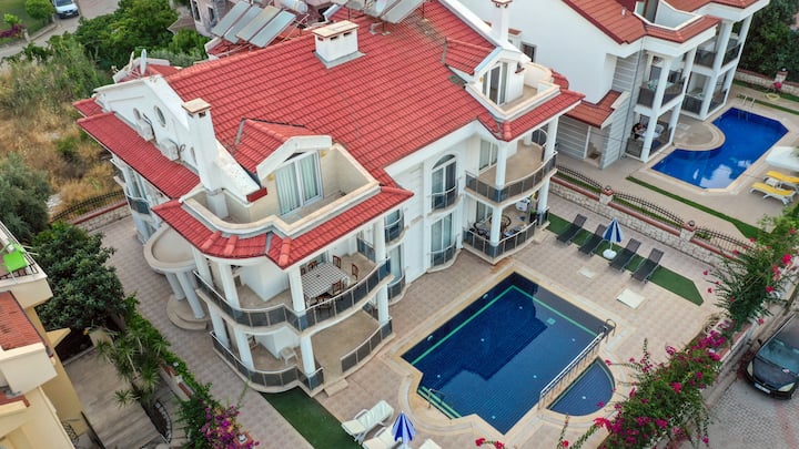Villa Begonvil🌺
ÇAlış Plajına 100m Uzaklıkta - 費特希耶