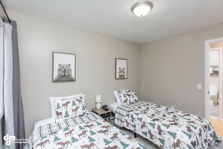 Spacious Hillside Home - Anchorage, AK
