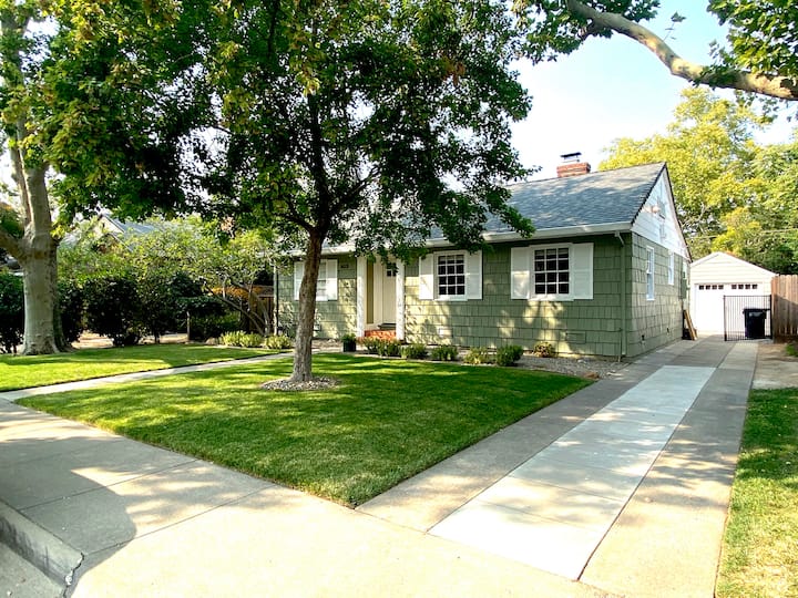 Charming Med Center Cape Cod Bungalow! - Sacramento, CA
