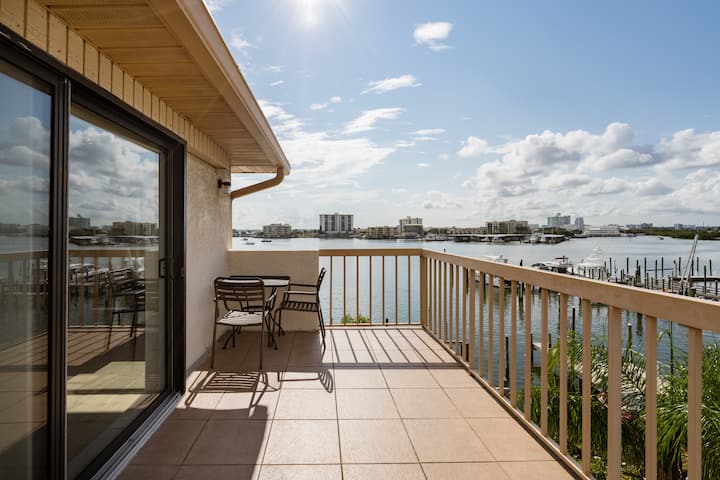 4 Br Oasis, Water Views Every Room Steps To Beach! - Clearwater Beach, FL
