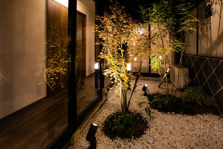 1 Station To Tennoji　Japanese Garden - Osaka, Japan