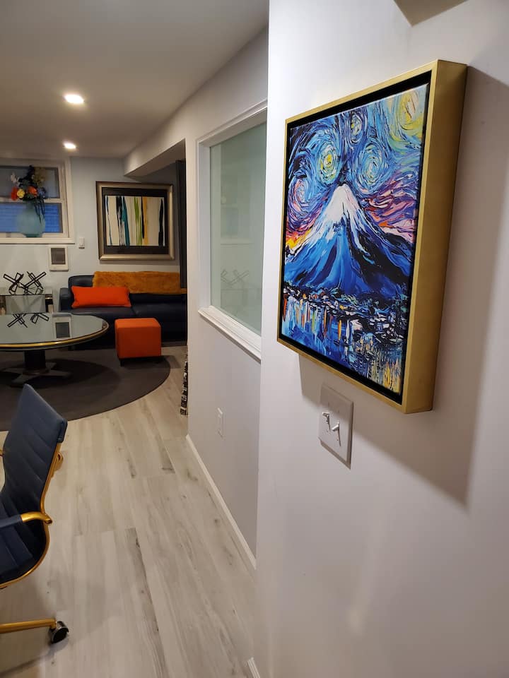 Sleek Hideaway Pad With Privacy, Peace And Tech. - Bayonne, NJ