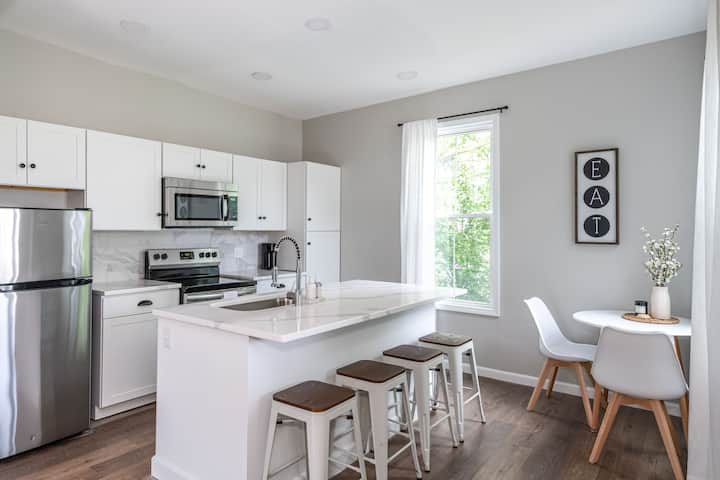 ★ Completely Renovated 2 Bed/ 2 Bath Near Ud & Mvh - Dayton, OH