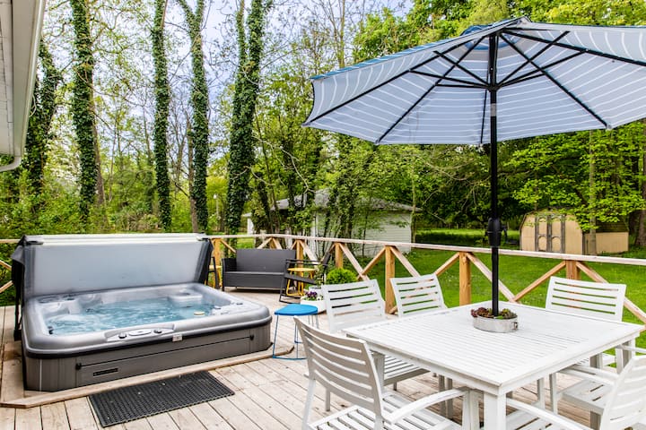 The Dacha • Hot Tub, Family-and-dog-friendly House - Bridgman, MI