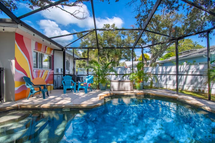 Cozy Coastal Retreat W/ Heated Pool & Family Vibes - Clearwater Beach, FL