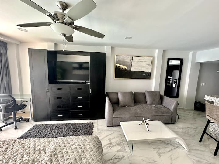 Beachfront Penthouse - Best Views + 3-beds + 2 Balconies + Maid Service - Cancún