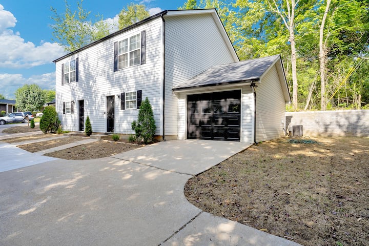 Luxurious 2 Bed Townhouse Right By Mall! (Side B) - Chattanooga, TN