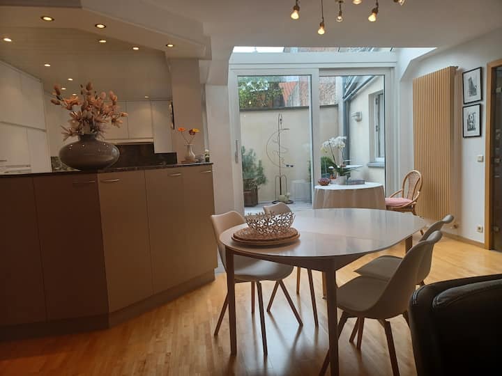 Ruim & Rustige Flat Met Garage In Bruisend Centrum - Ostende