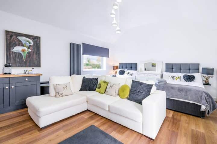 Orchard Self-catering Studios - Pear - Limavady